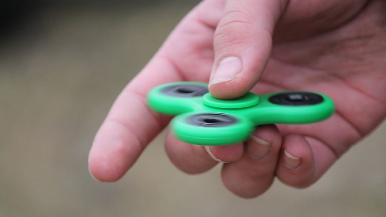 ¿De dónde viene la moda por los Fidget Spinner y cuál es su historia?