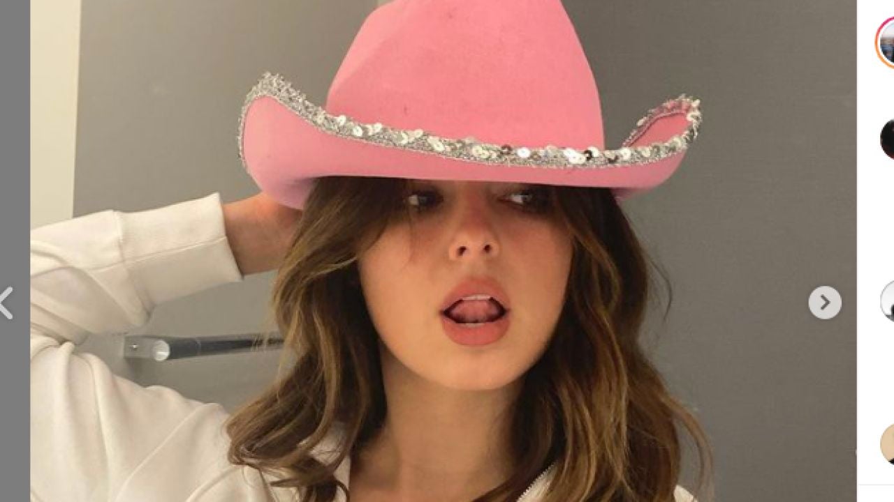 Addison Rae estrena un Tesla rosa "a juego con su sombrero"