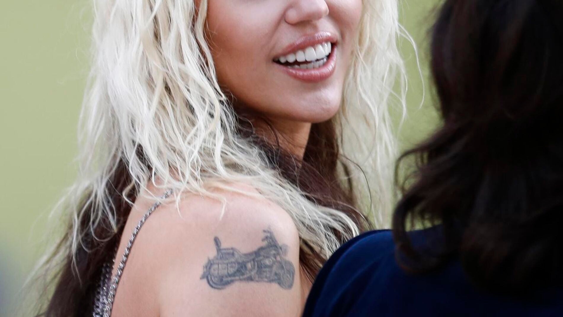 Miley Cyrus anuncia una versión de Psycho Killer para el disco homenaje ...