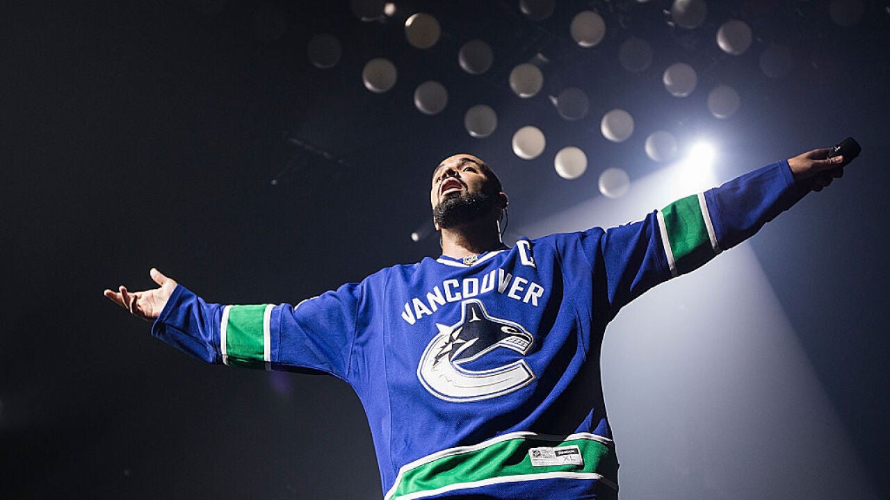 Drake lanza una chancla contra un dron que lo grabó en su casa y le ...