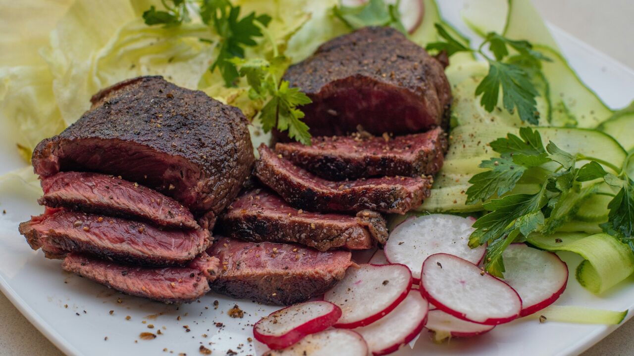 El extraño truco para cocinar un filete que ha dejado locos a todos en ...