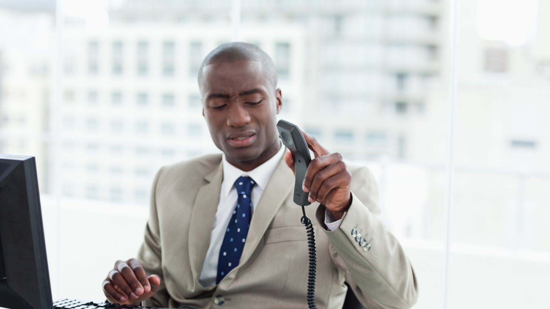 Este adolescente se ha vuelto viral por no saber usar un teléfono de ...