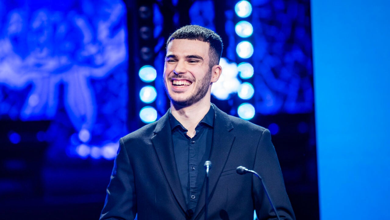 Alec Hernández se ríe de todos con el trailer del Rewind