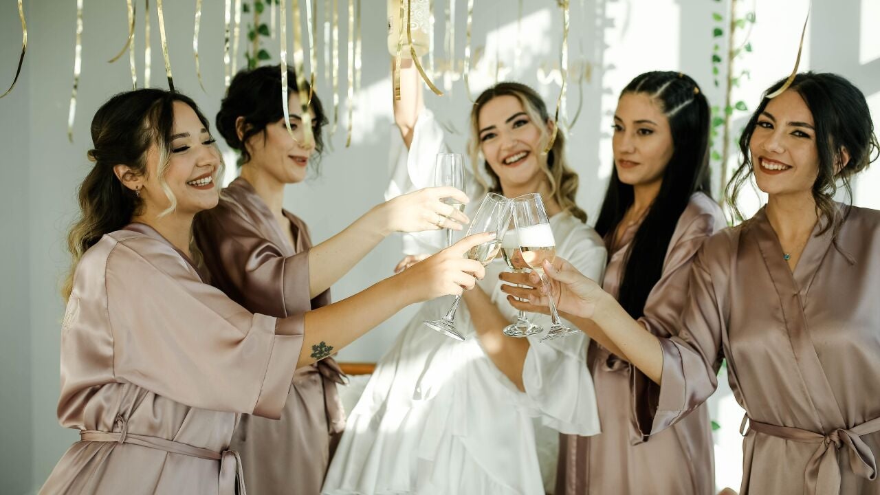 Mujeres que ponen cuernos en despedida de soltera