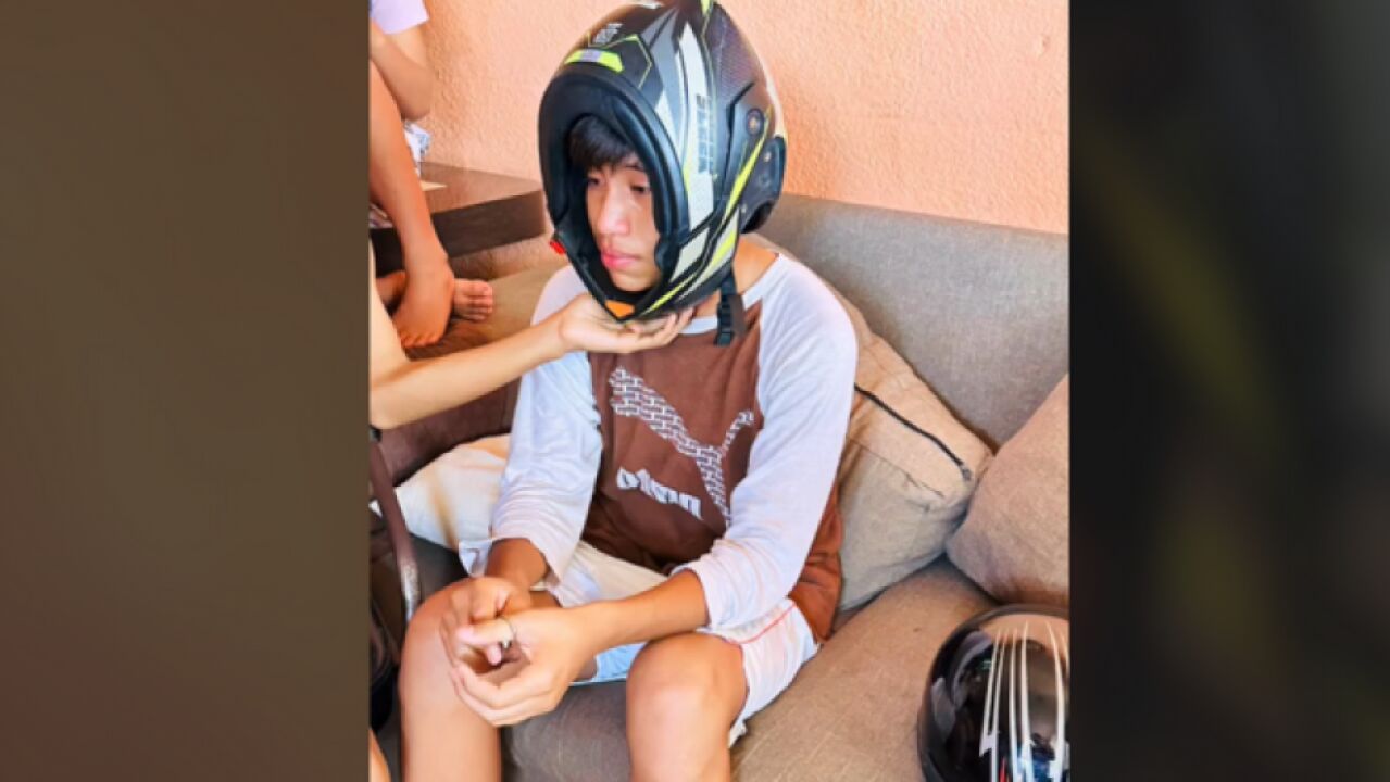 El desacierto de un joven al colocarse el casco de la moto del revés se ...