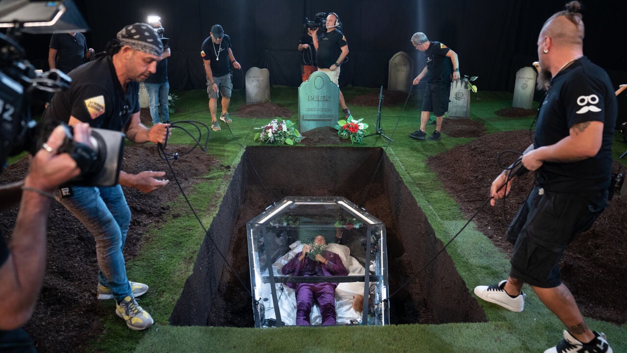 Plex se entierra vivo en El Hormiguero durante 48 horas con un guiño a TheGrefg dentro del ataúd